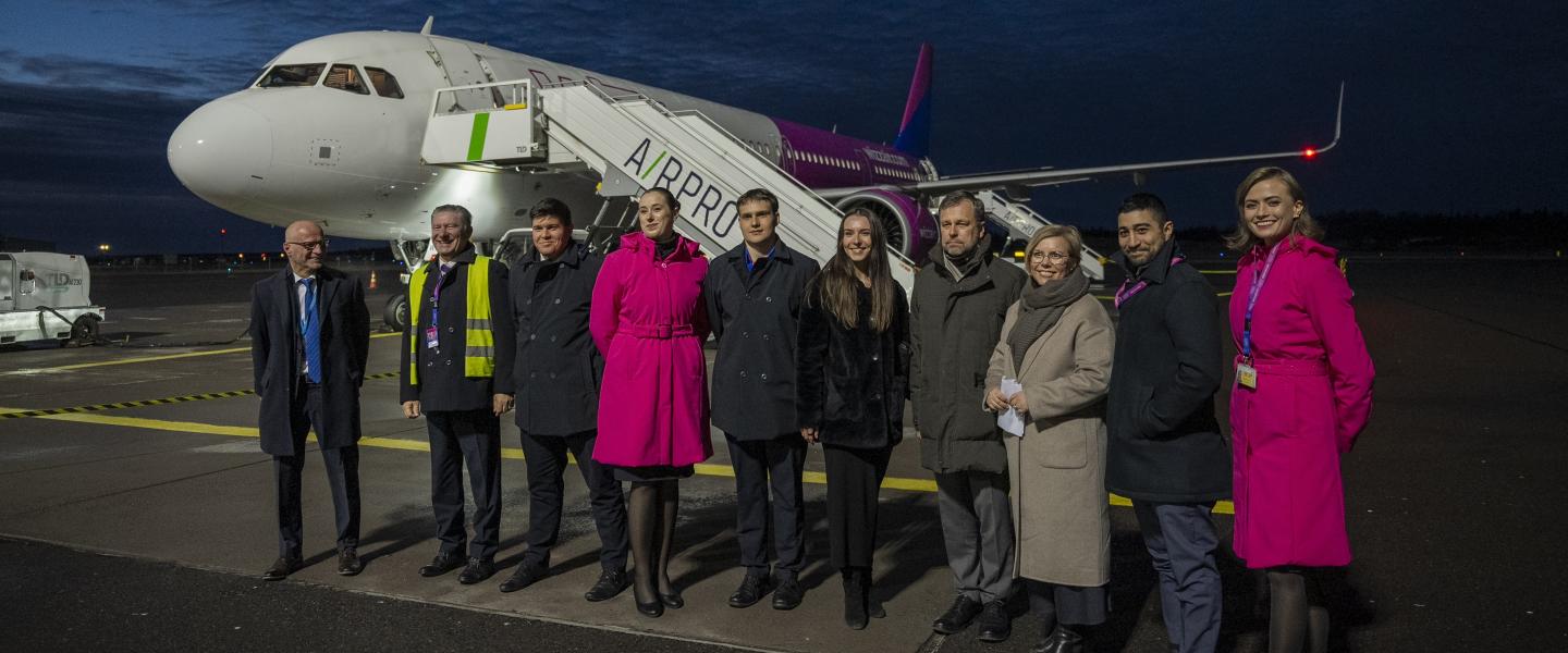 Turku Airport celebrates Wizz Air’s new route to Vilnius | Finavia